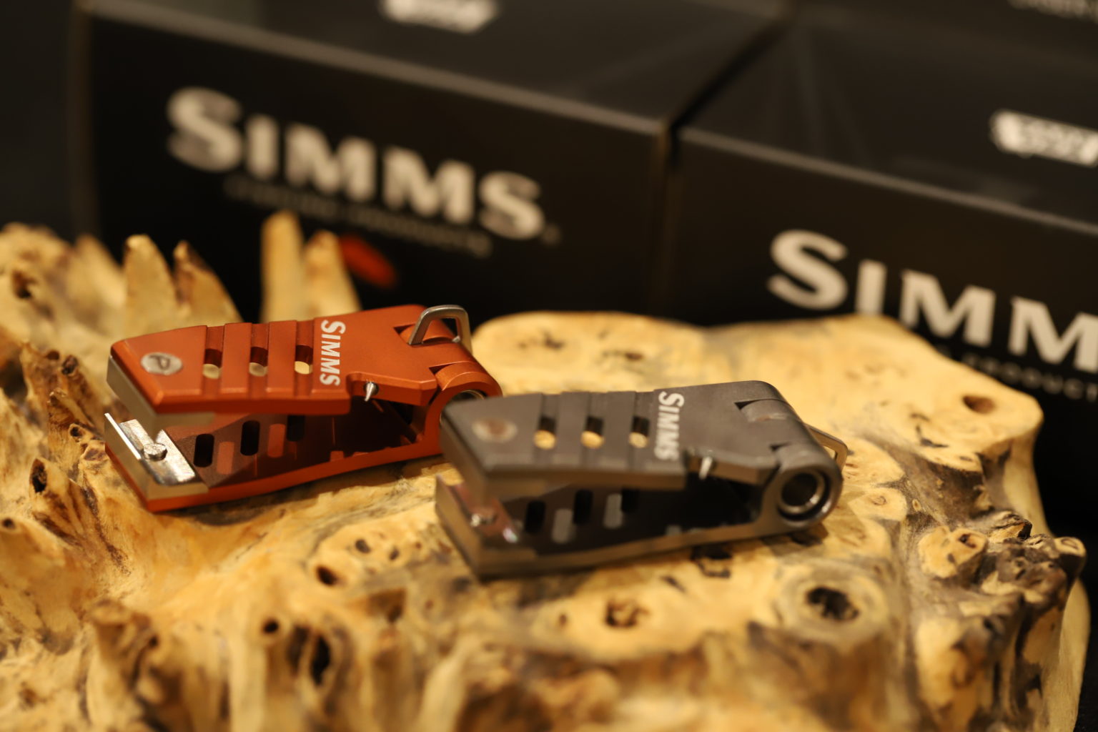 SIMMS GUIDE NIPPER SIMMS ORANGE & TITANIUM | ネイティブトラウトルアー専門店 エクスプローラーズ